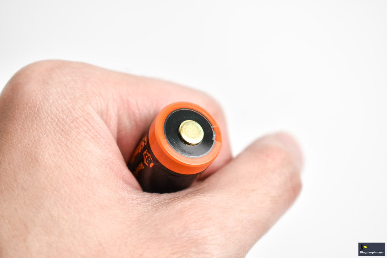 Review đèn pin Rovyvon S3: thiết kế độc đáo, sáng 1800 Lumens