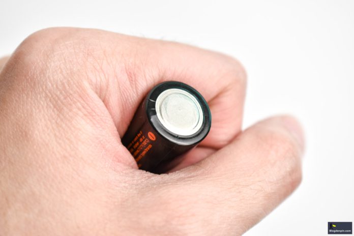 Review đèn pin Rovyvon S3: thiết kế độc đáo, sáng 1800 Lumens