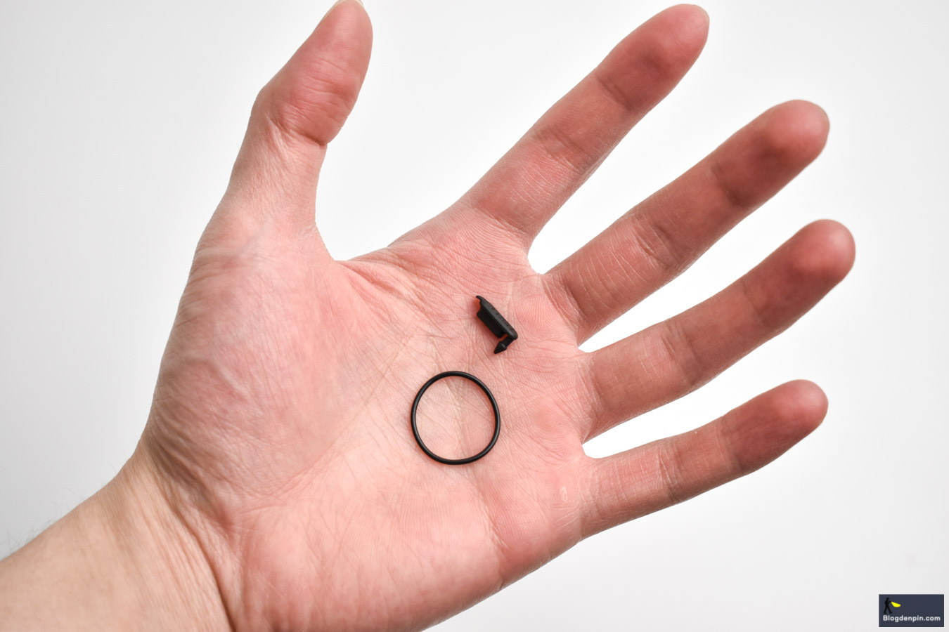 Review đèn pin Rovyvon S3: thiết kế độc đáo, sáng 1800 Lumens