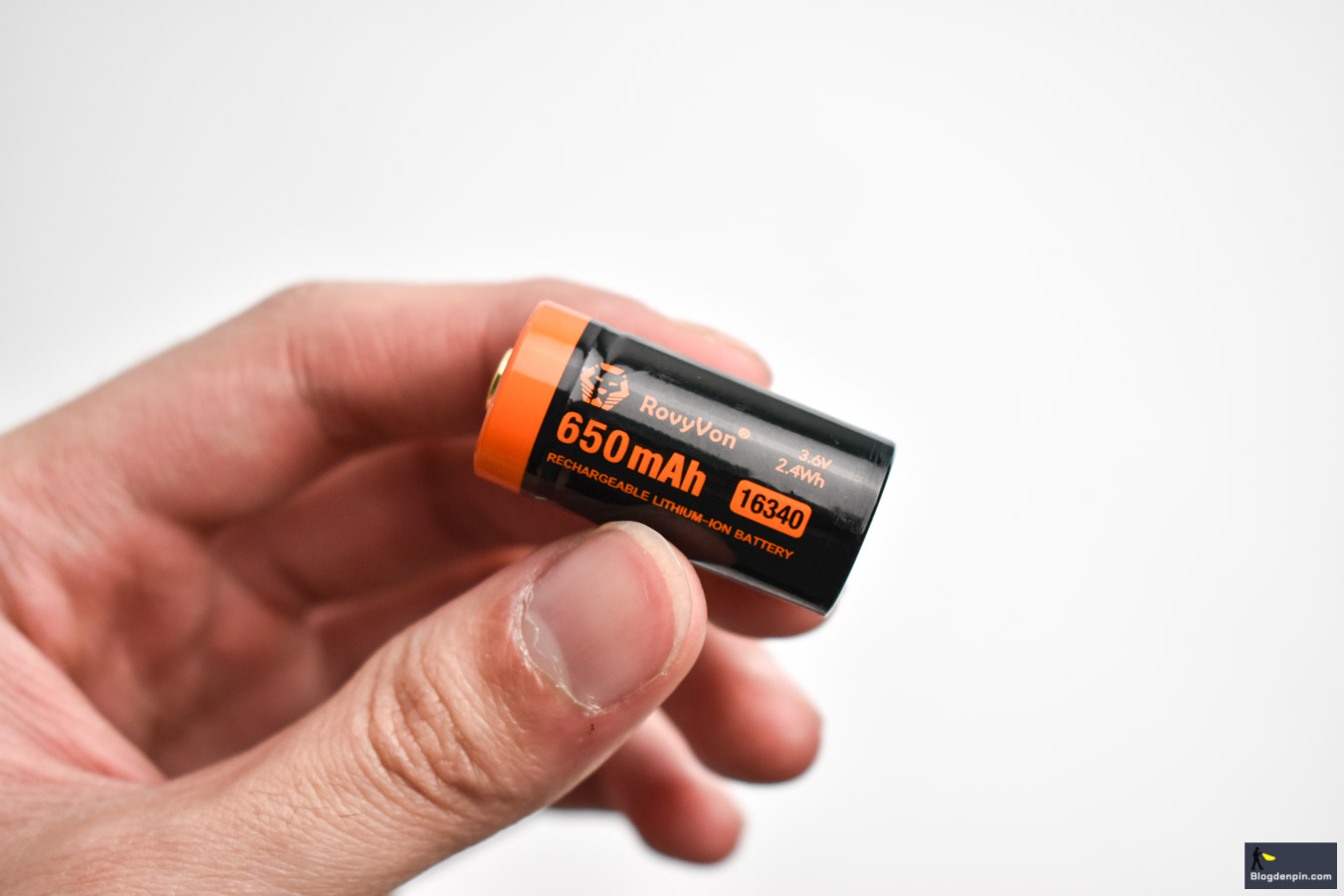 Review đèn pin Rovyvon S3: thiết kế độc đáo, sáng 1800 Lumens