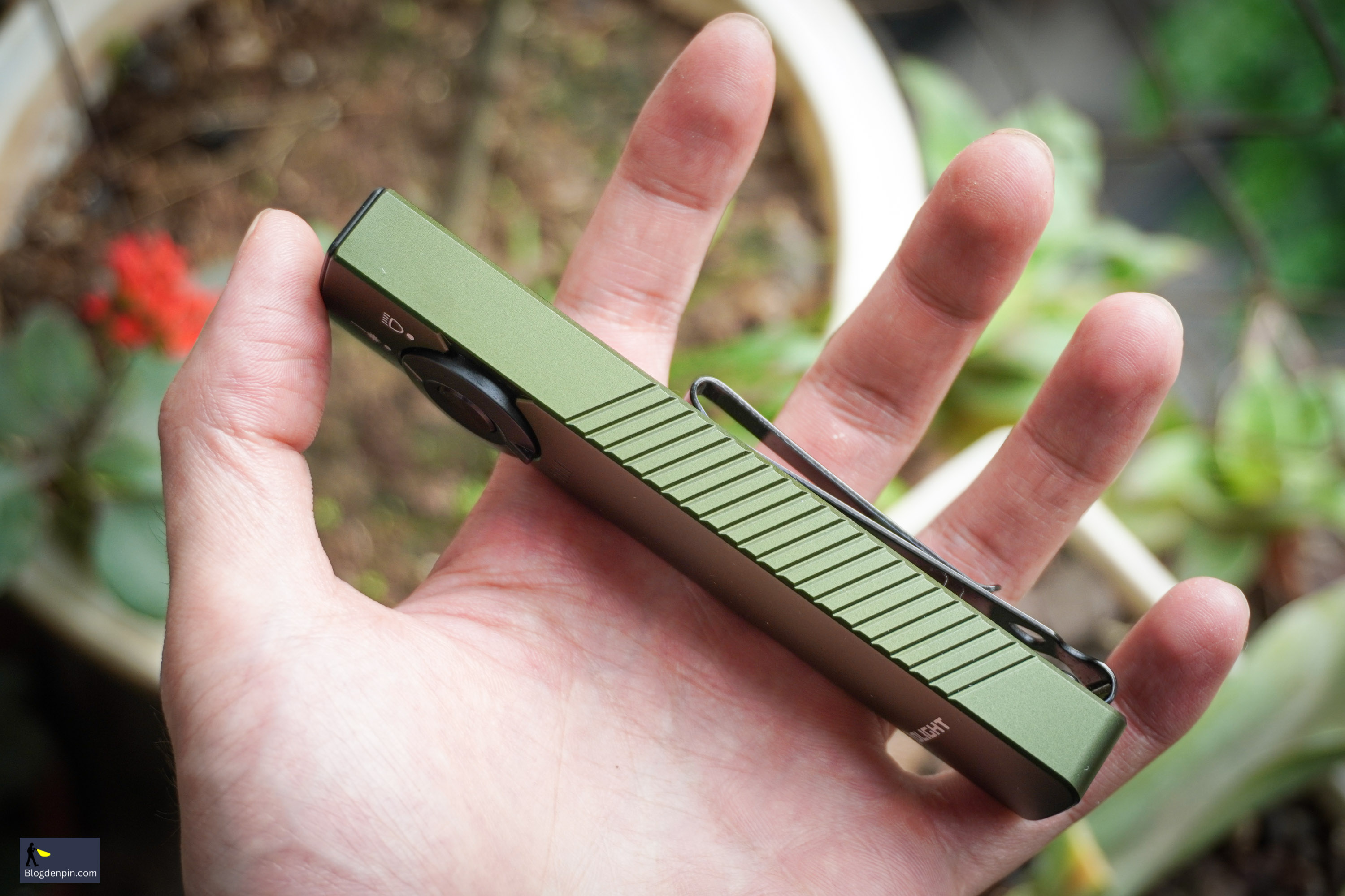 Review Olight ARKFELD Pro: sự trở lại của siêu đèn pin EDC!